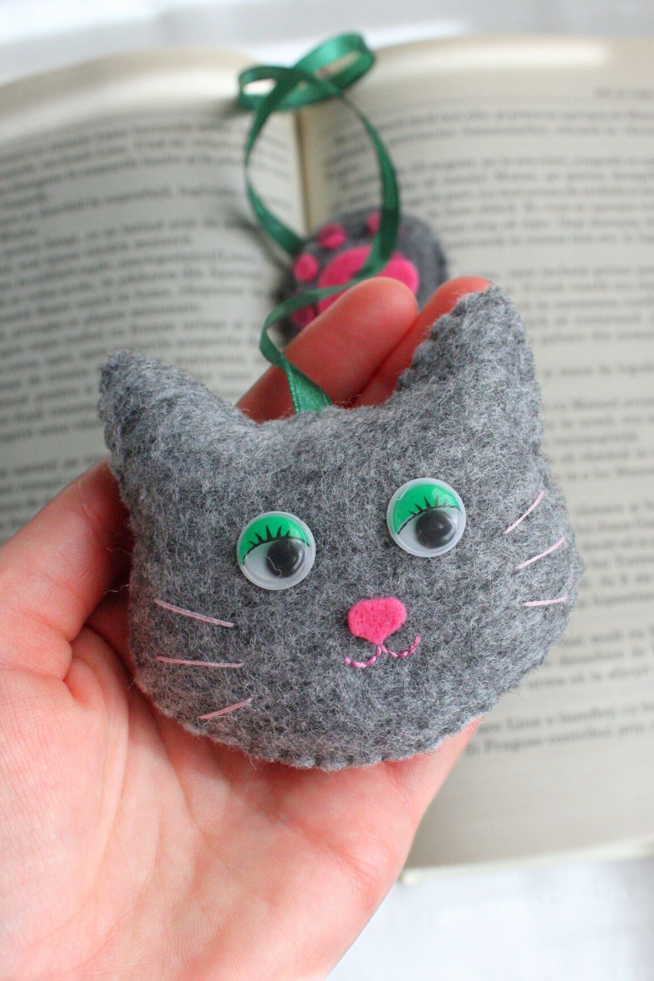 Semn de carte - Pisica gri ochi verzi - Suzie - Ana Crafts