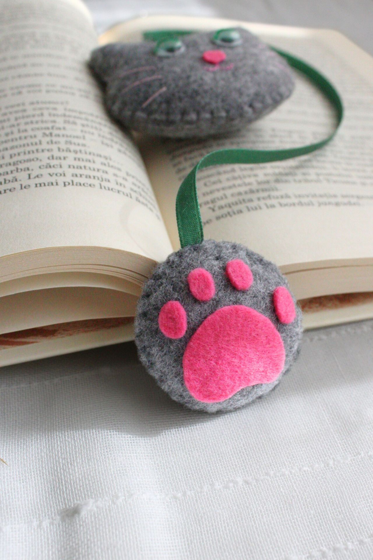 Semn de carte - Pisica gri ochi verzi - Suzie - Ana Crafts