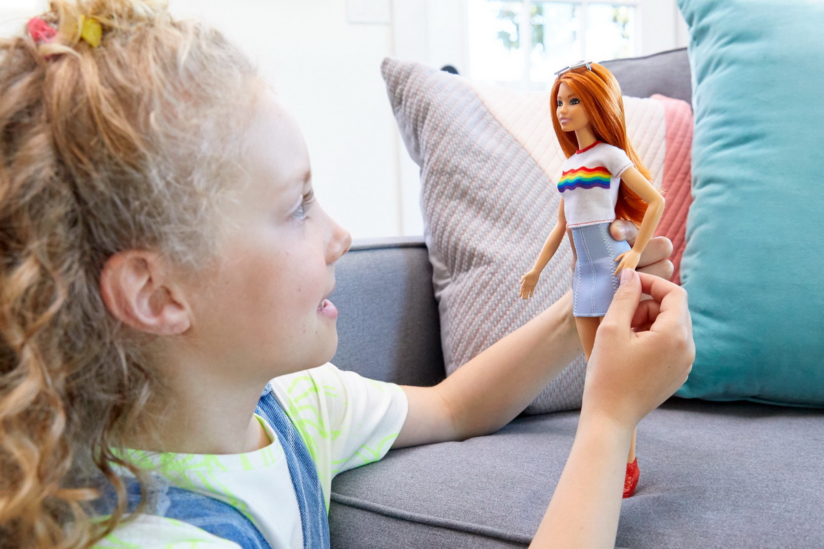 Papusa - Barbie Fashionistas - Cu fustita si tricou curcubeu - Mattel